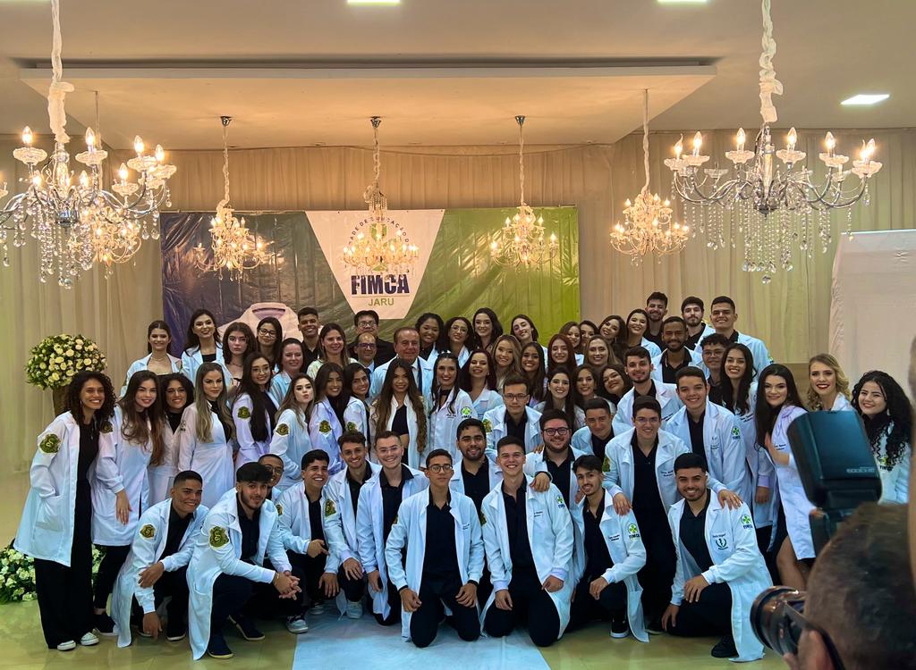 Turmas T2A e T2B de Medicina participam da cerimônia do jaleco - FIMCA Jaru