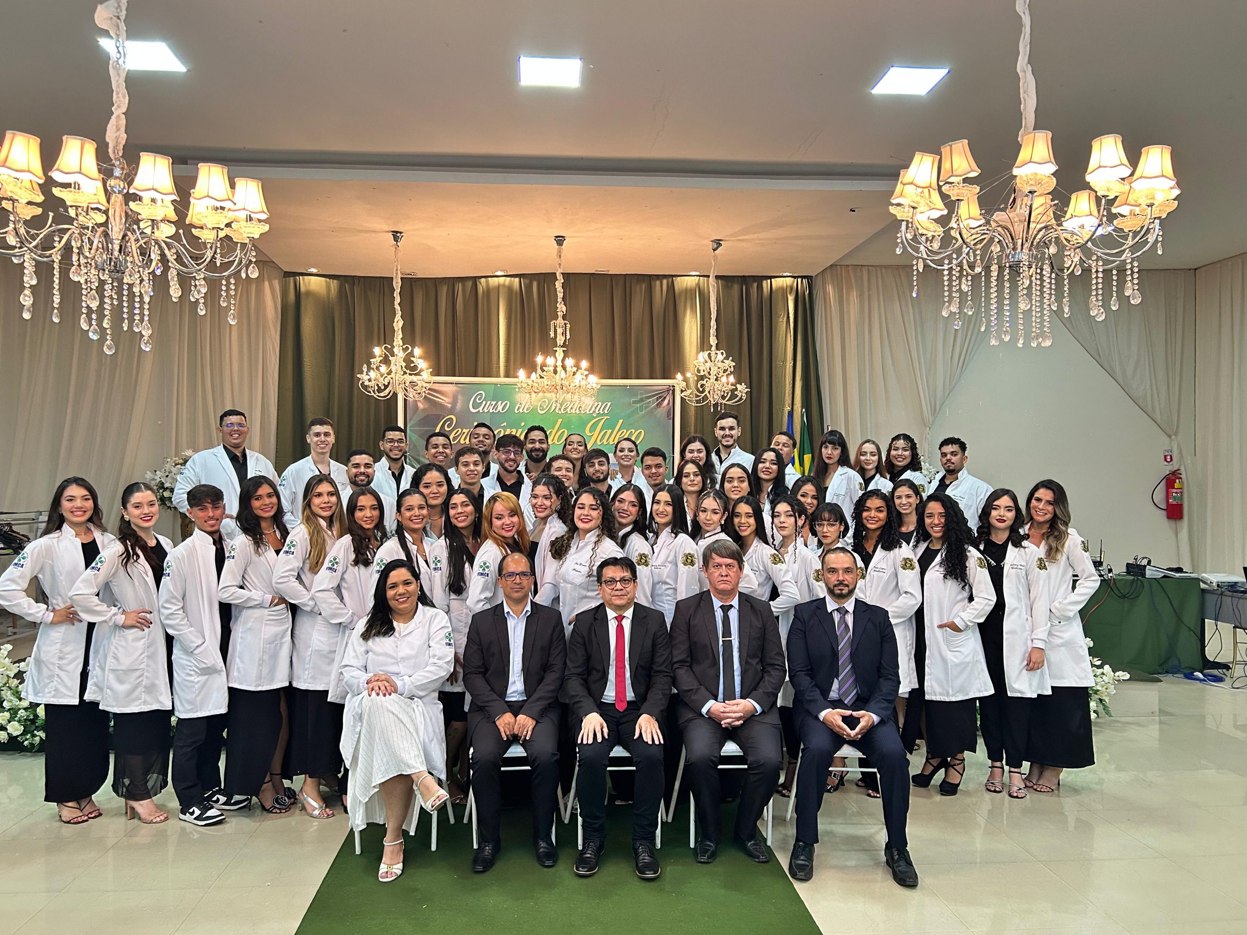 Acadêmicos da Turma 4B de Medicina da FIMCA Jaru Vivenciam a Solene Cerimônia do Jaleco - FIMCA Jaru